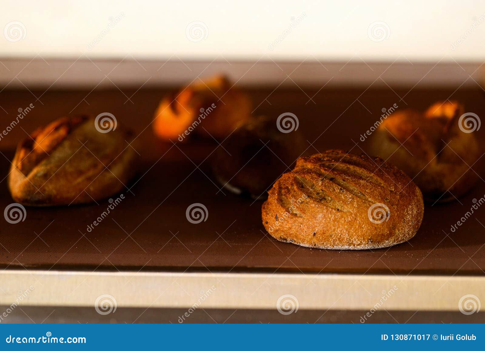 Panes Del Boule En El Horno Imagen de archivo - Imagen de bollo ...