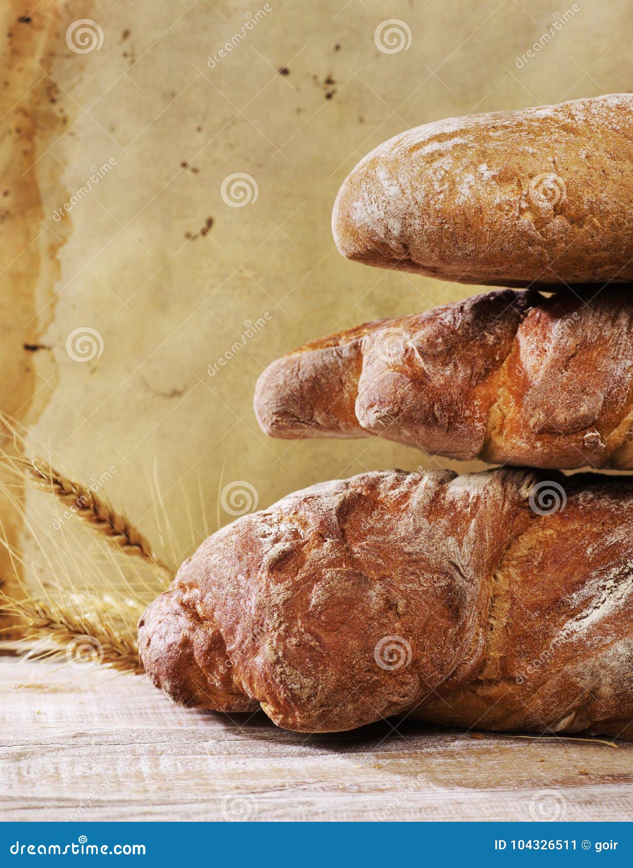 Panes Del Pan En La Tabla De Madera Imagen de archivo - Imagen de ...