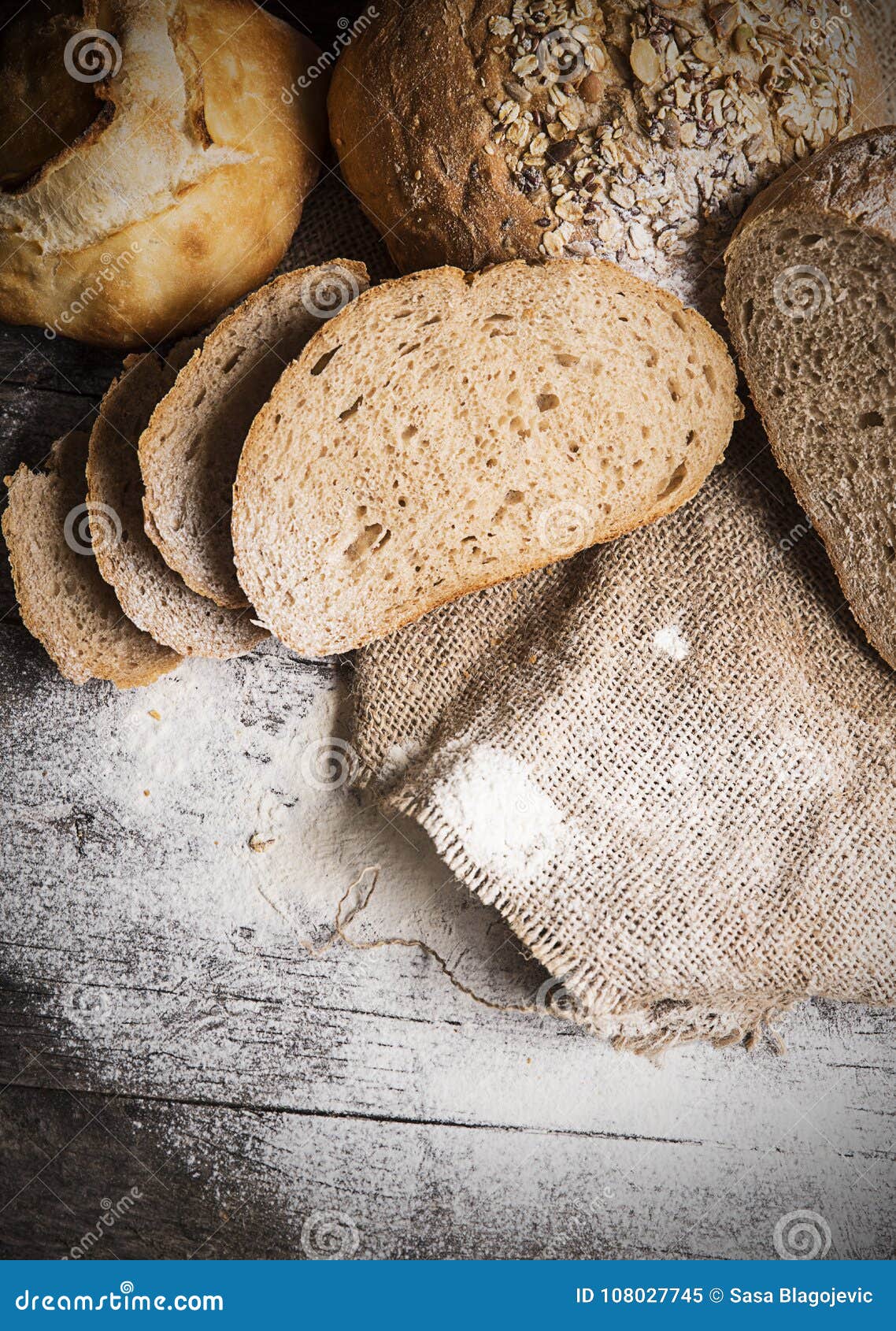 Panes En La Tabla De Madera Imagen de archivo - Imagen de grano, tapa ...