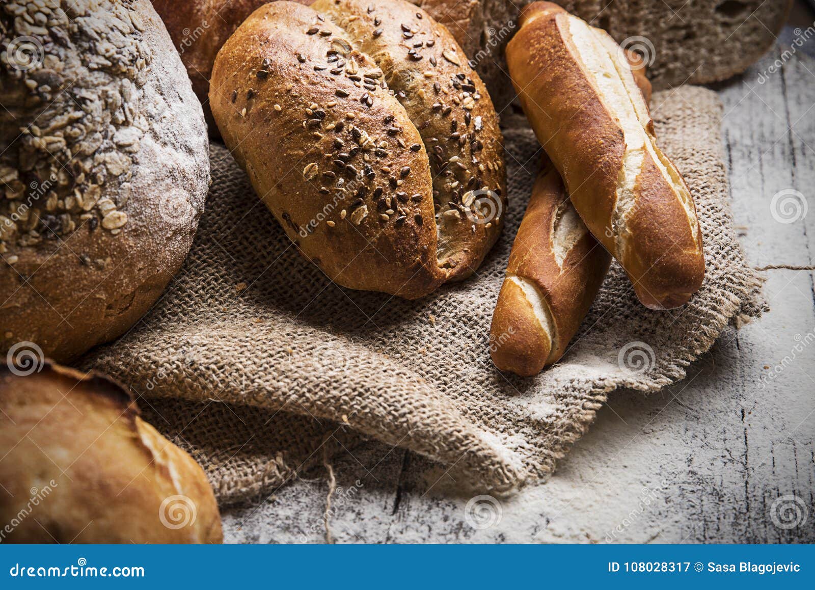 Panes En La Tabla De Madera Imagen de archivo - Imagen de tapa, vector ...