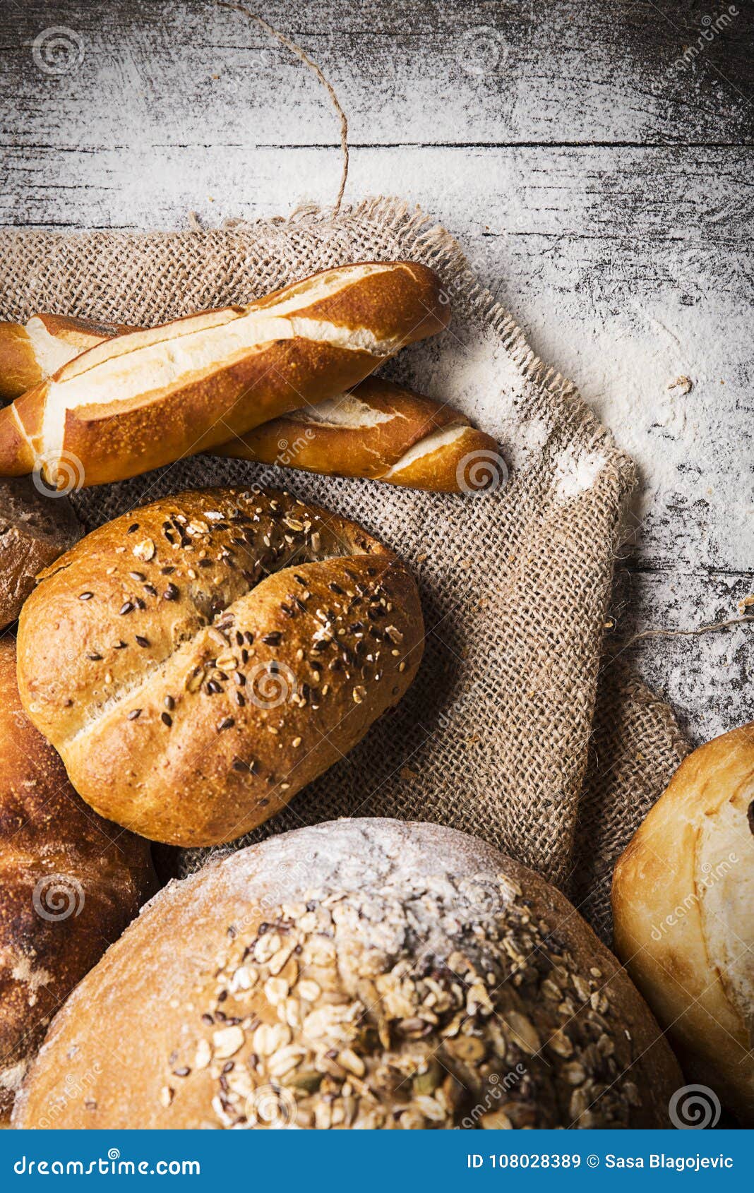 Panes En La Tabla De Madera Imagen de archivo - Imagen de alimento ...