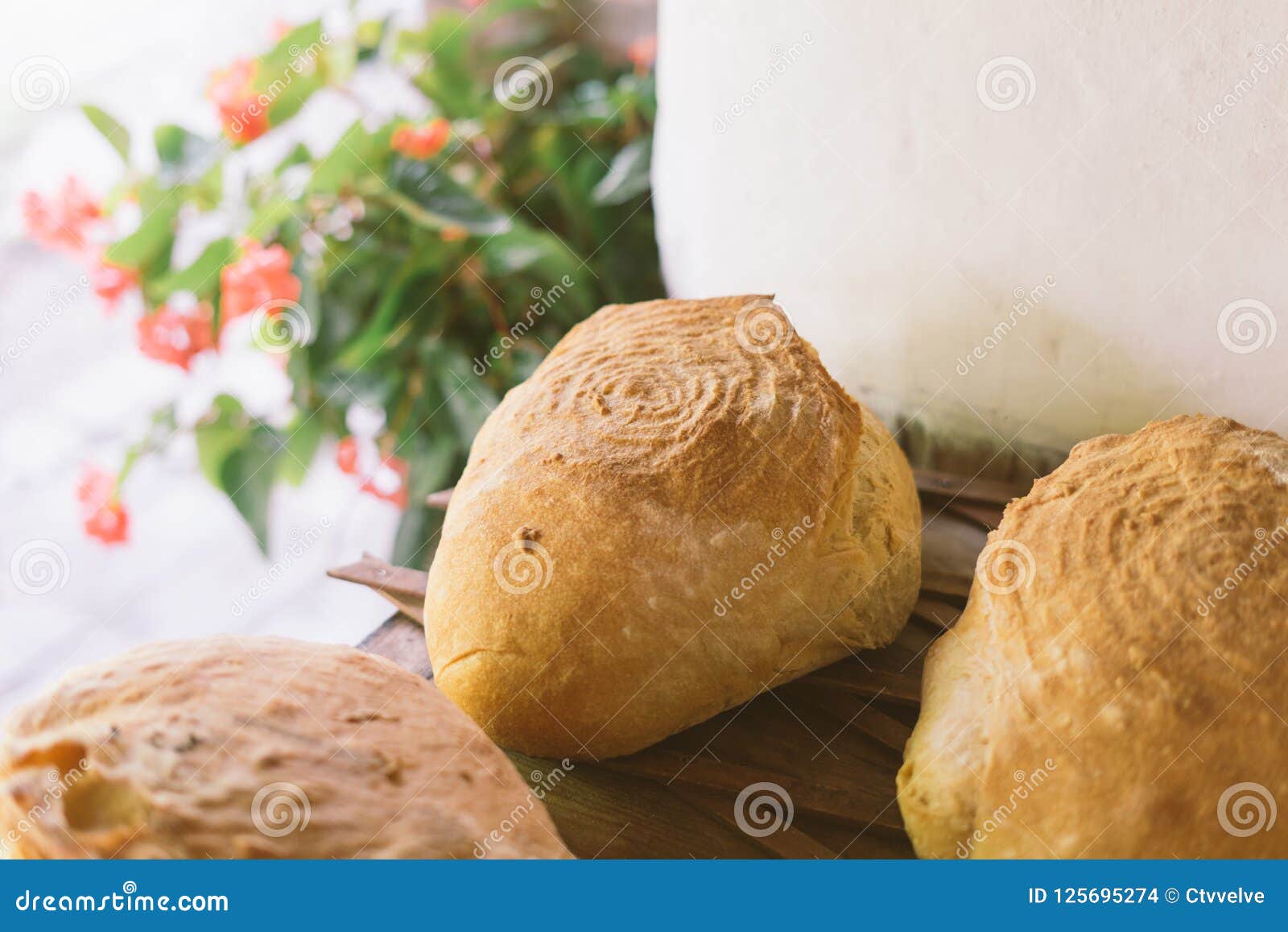 Panes Grandes En La Tabla, Comida Hecha En Casa Foto de archivo ...