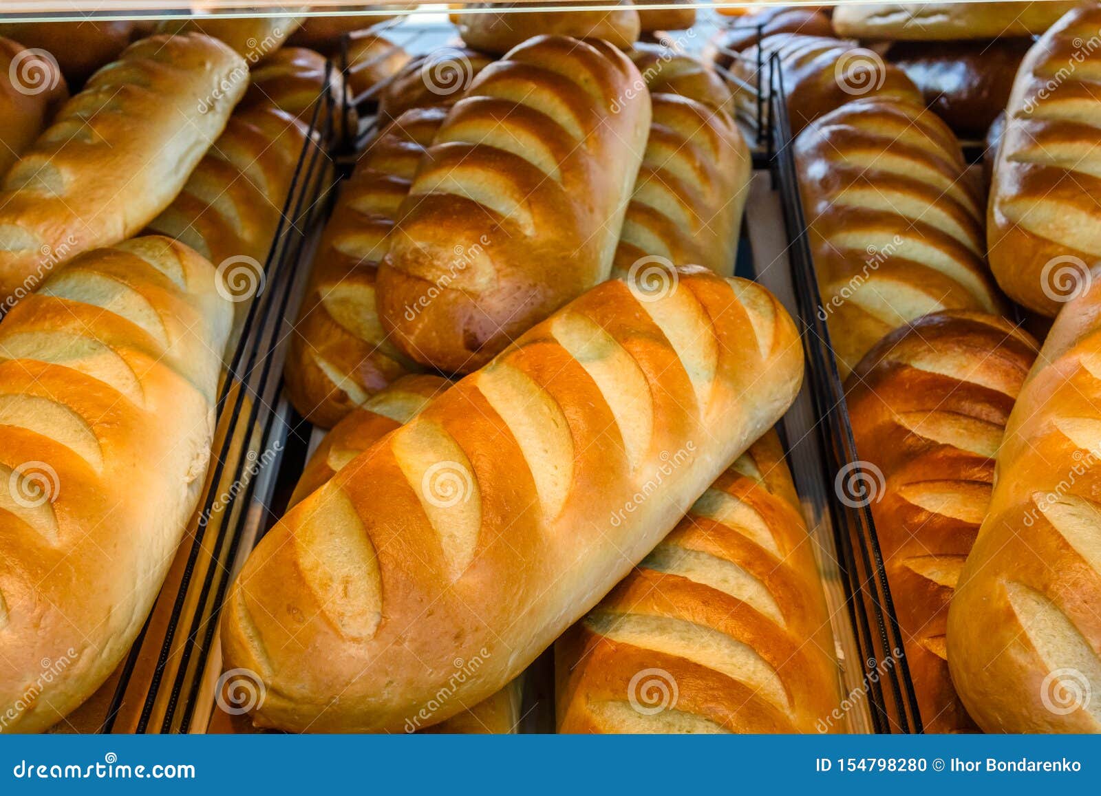 Panes Largos En Estantes En Supermercado Foto de archivo - Imagen de ...
