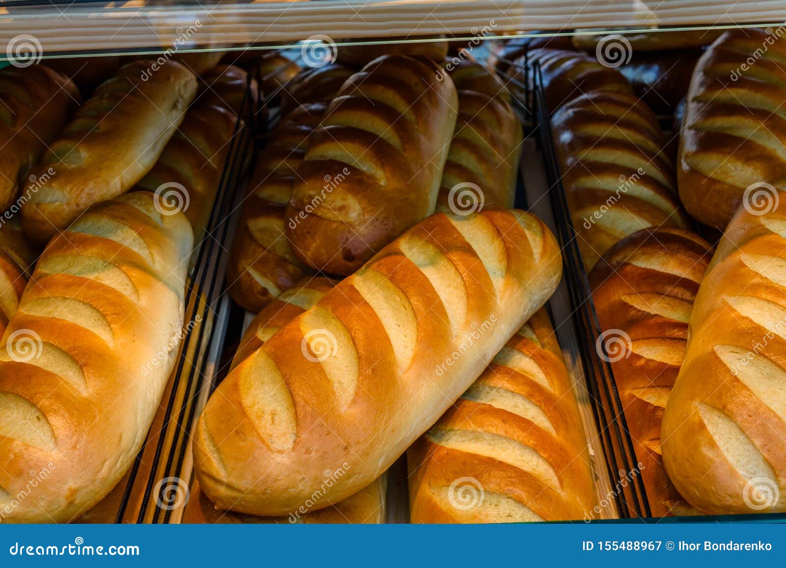 Panes Largos En Estantes En Supermercado Imagen de archivo - Imagen de ...