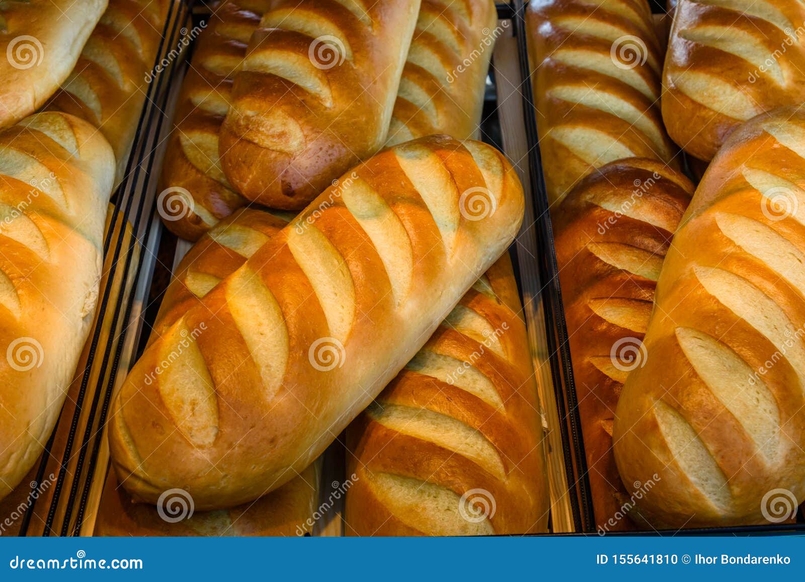 Panes Largos En Estantes En Supermercado Foto de archivo - Imagen de ...
