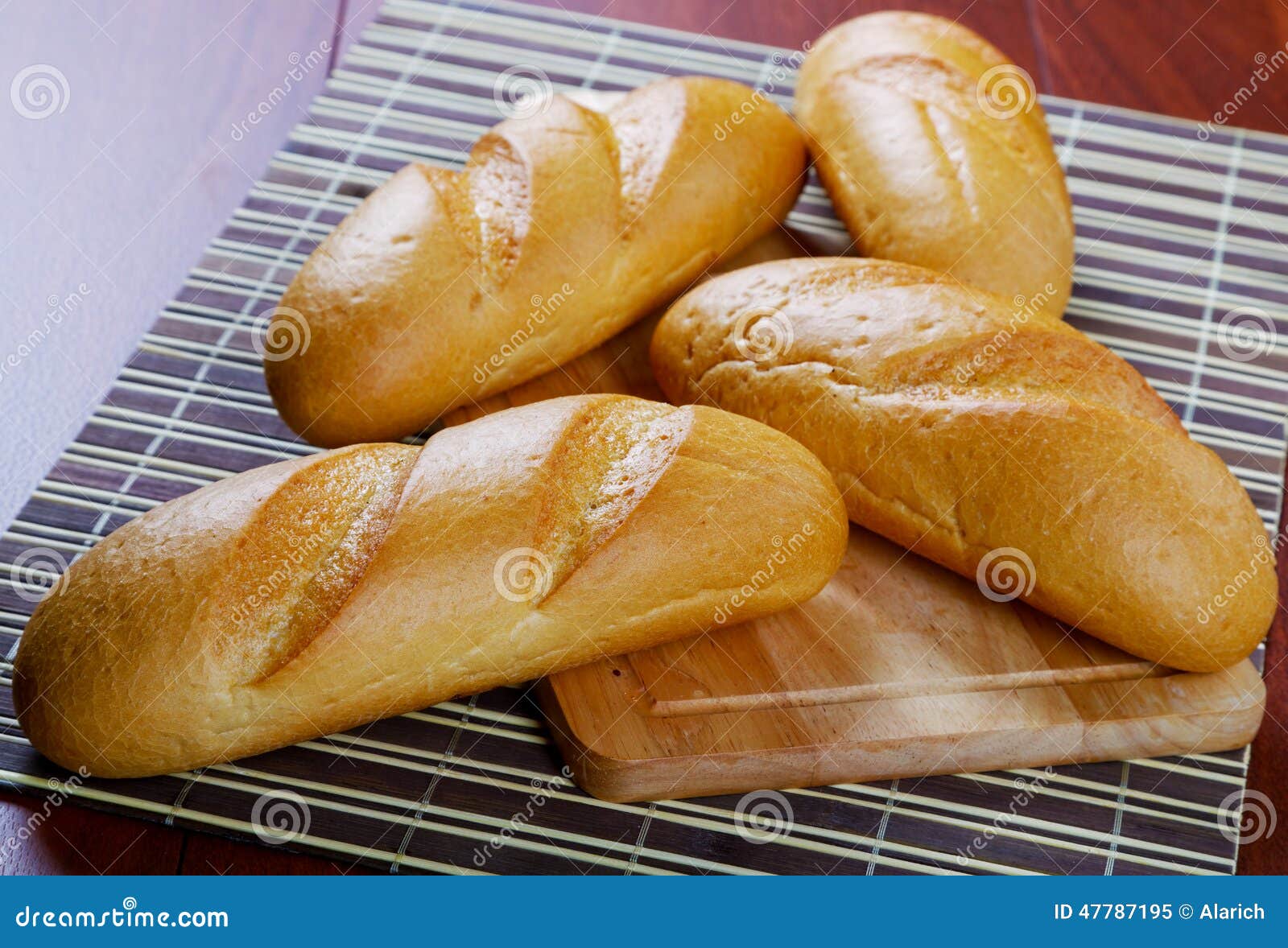 Panes Largos En Una Tajadera Imagen de archivo - Imagen de cocina ...