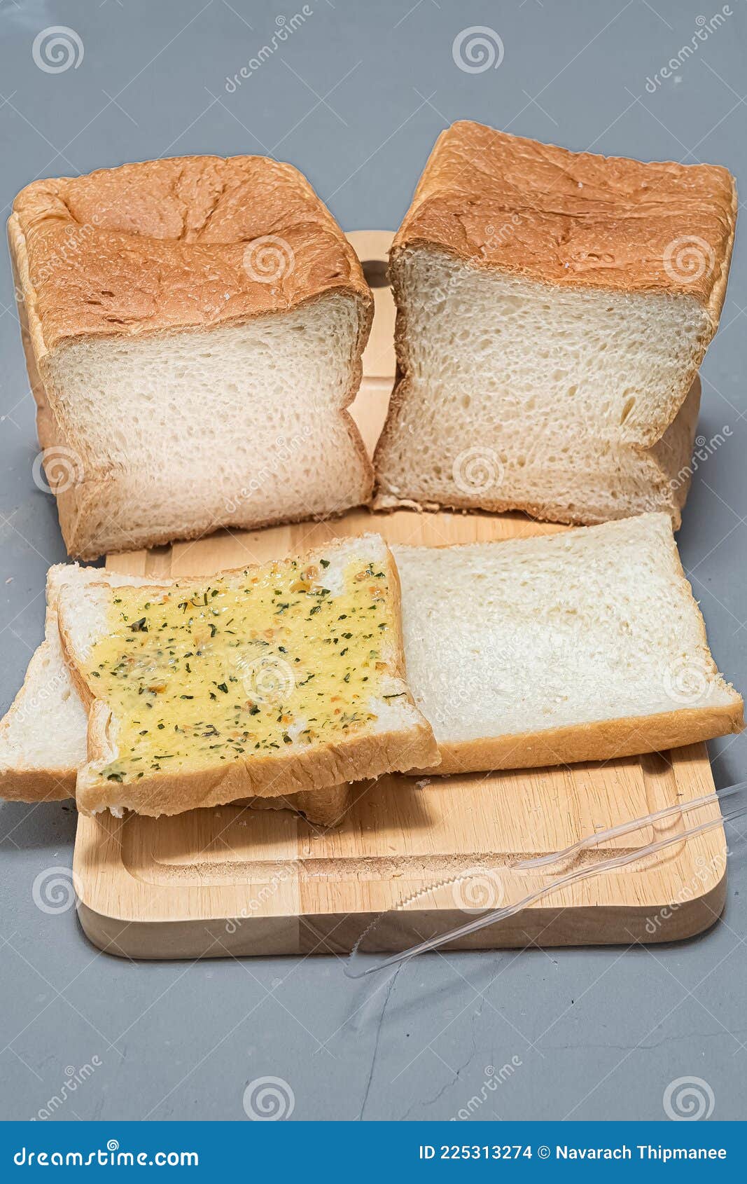 Panes Sobre Tablas De Madera Y Mesa Gris Foto de archivo - Imagen de ...