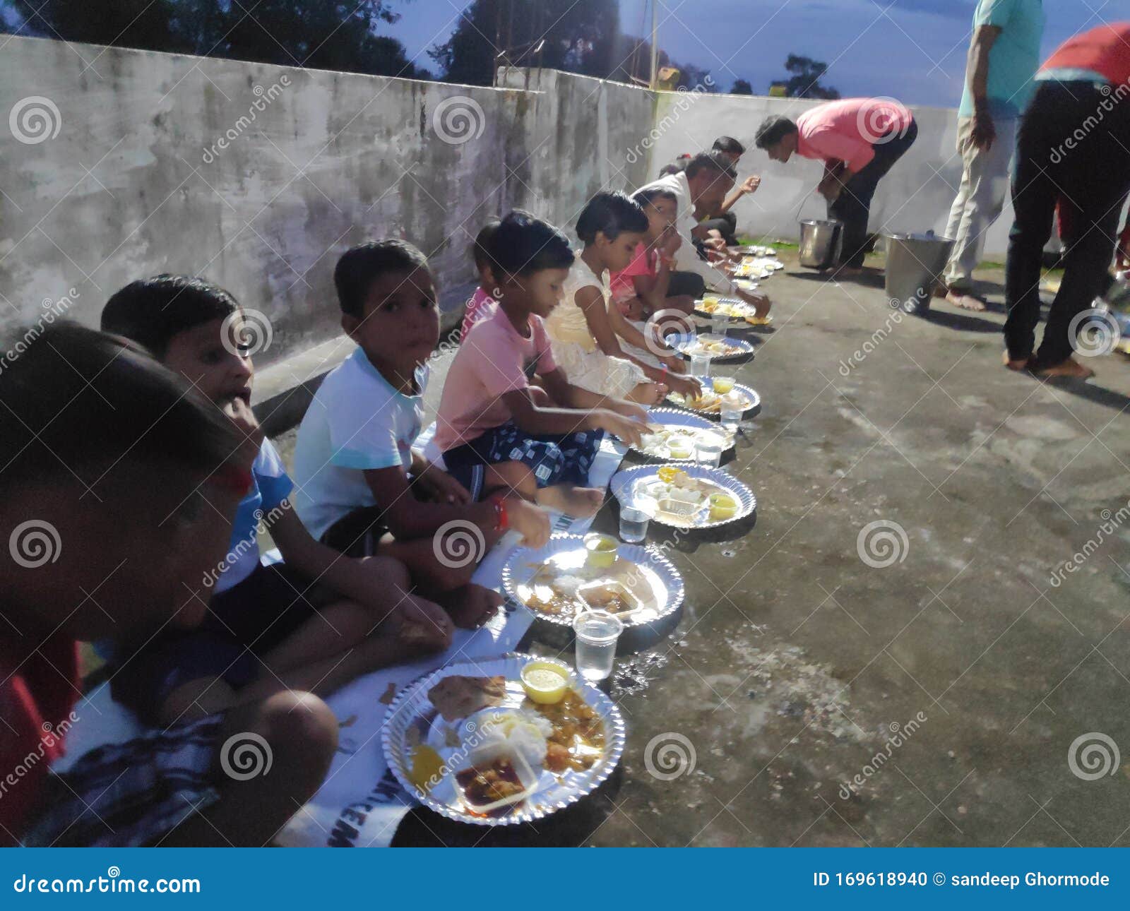Pangat Comiendo Comida Tradicional India Imagen editorial - Imagen de ...
