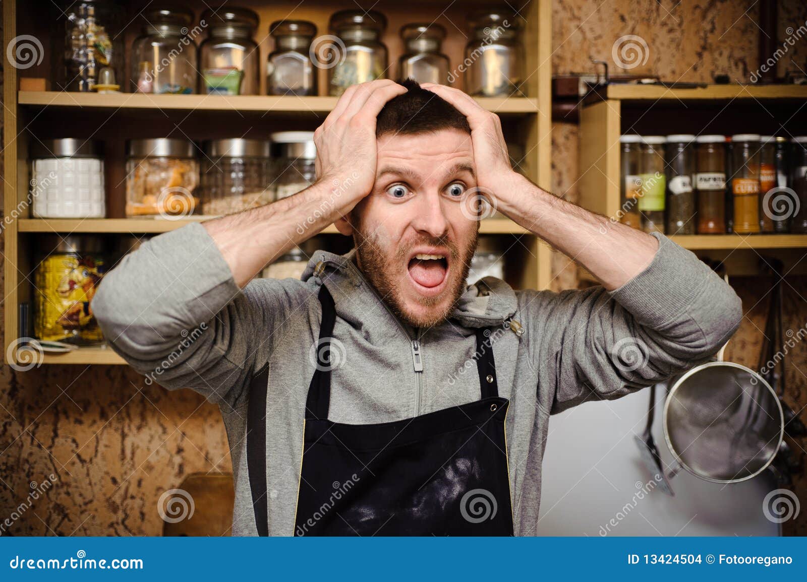 Paniek in de keuken stock foto. Image of klein, schort - 13424504