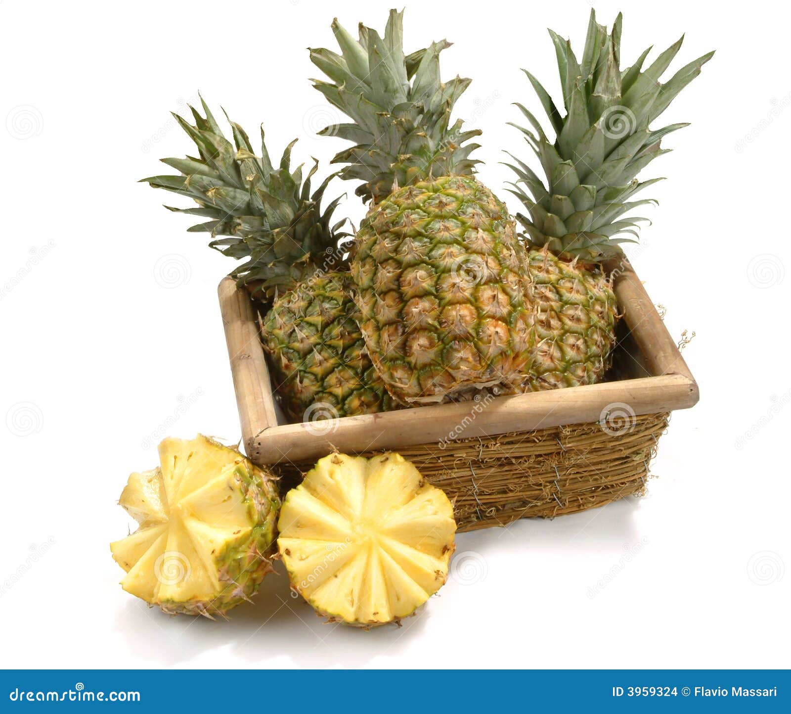Panier avec des ananas photo stock. Image du goût, objets - 3959324