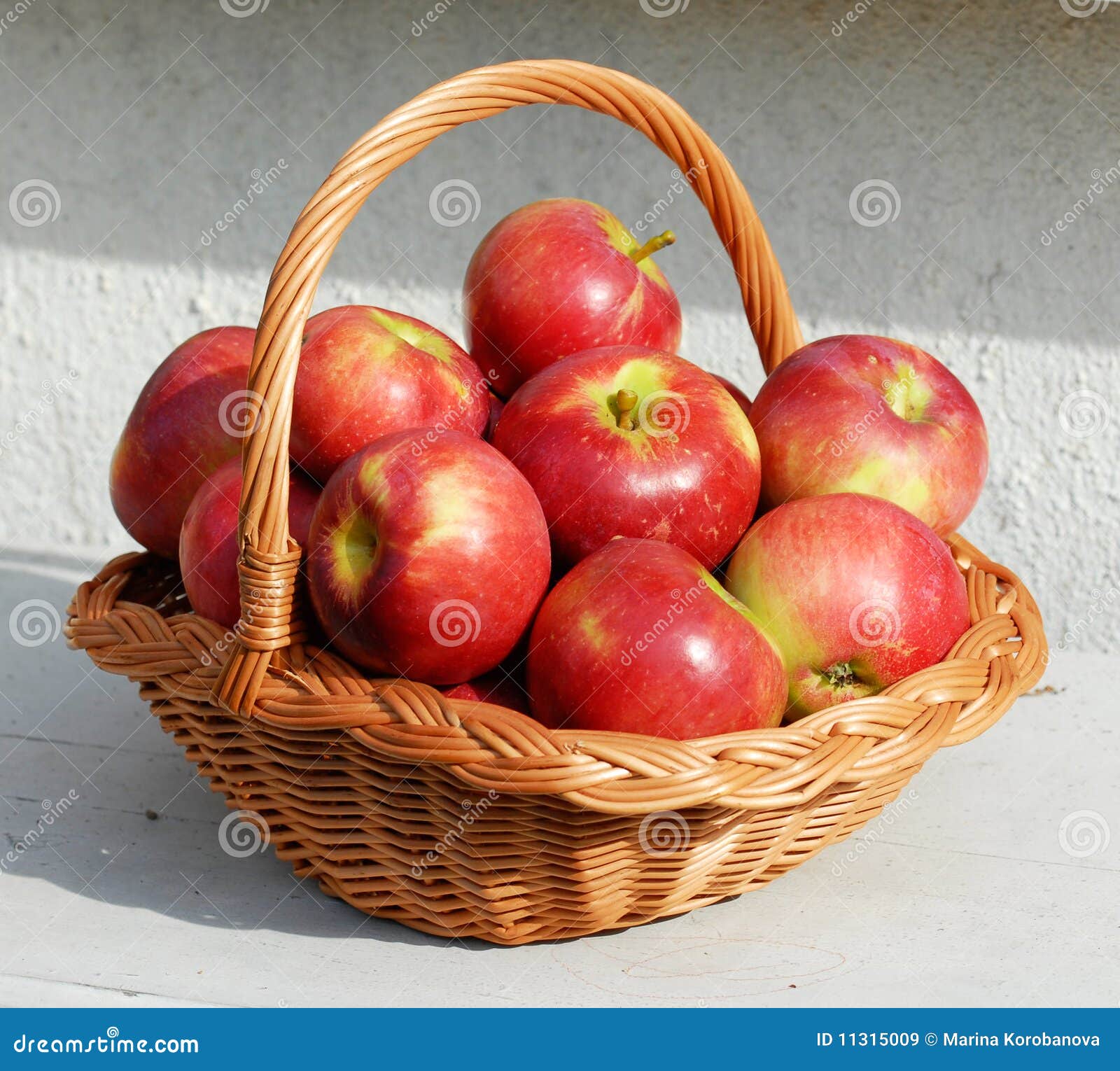 Panier avec des pommes image stock. Image du moisson - 11315009