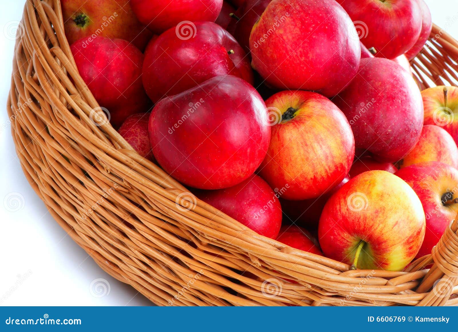 Panier Avec Les Pommes Rouges - 2 Image stock - Image du produit, brun ...