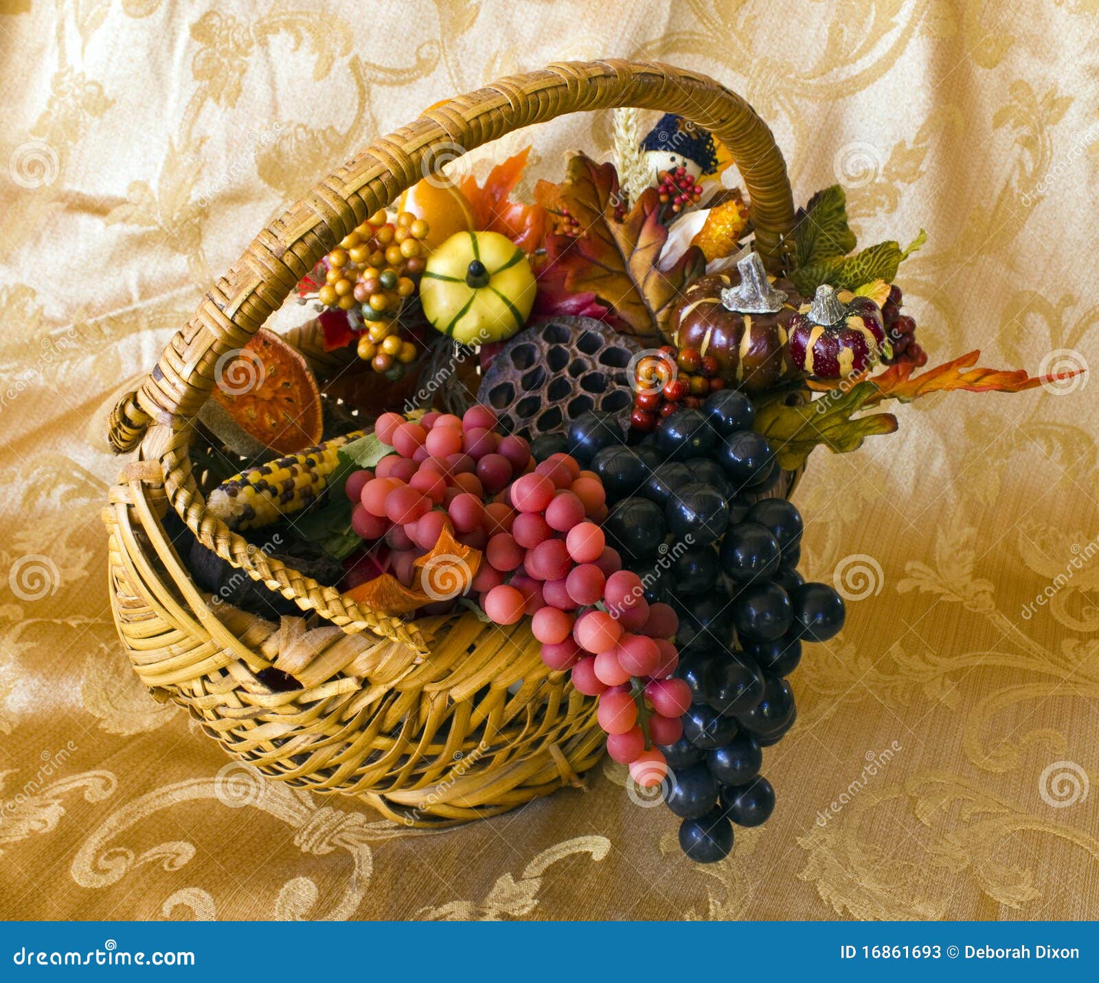 Panier d'automne image stock. Image du raisins, brocard - 16861693