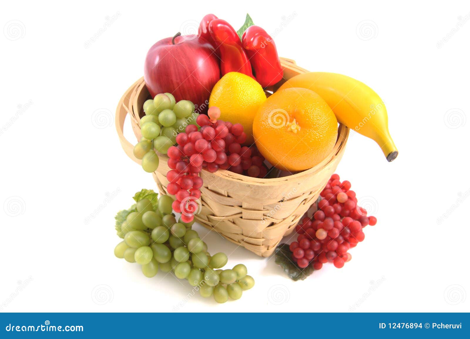 Panier de fruit photo stock. Image du raisins, régime - 12476894