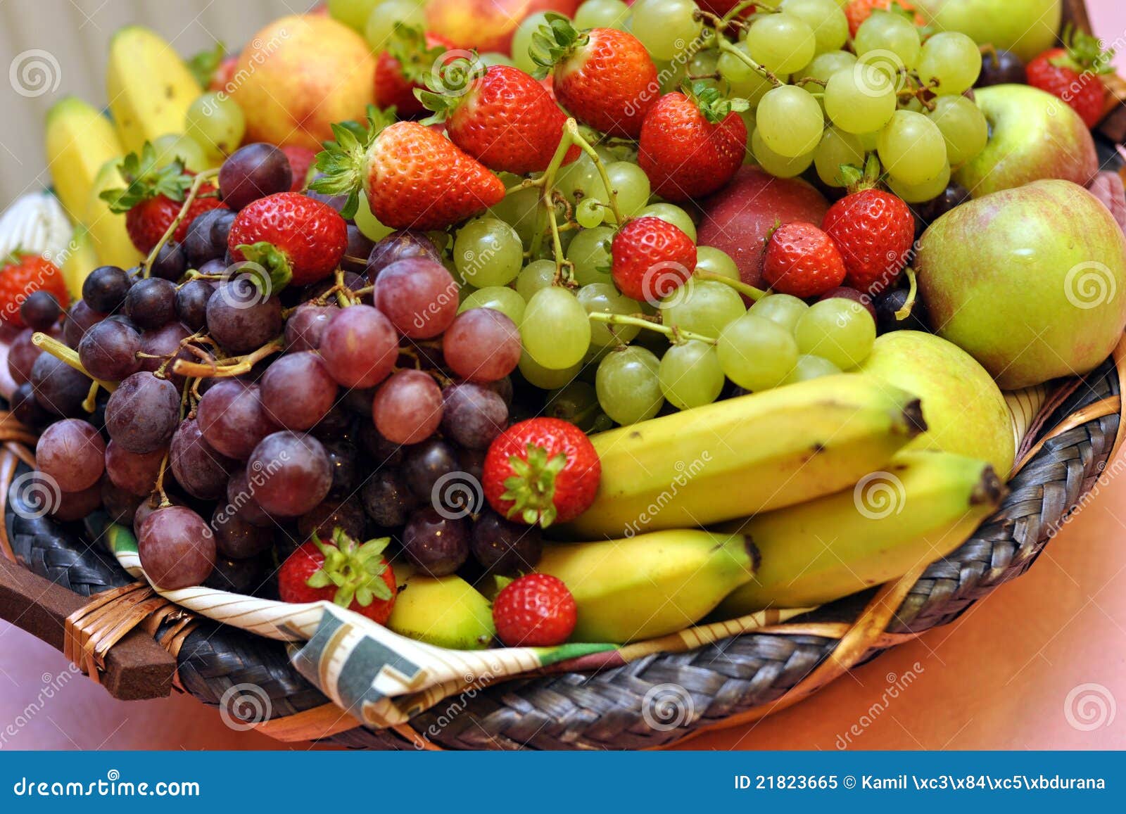Panier de fruit image stock. Image du appétissant, moissonné - 21823665