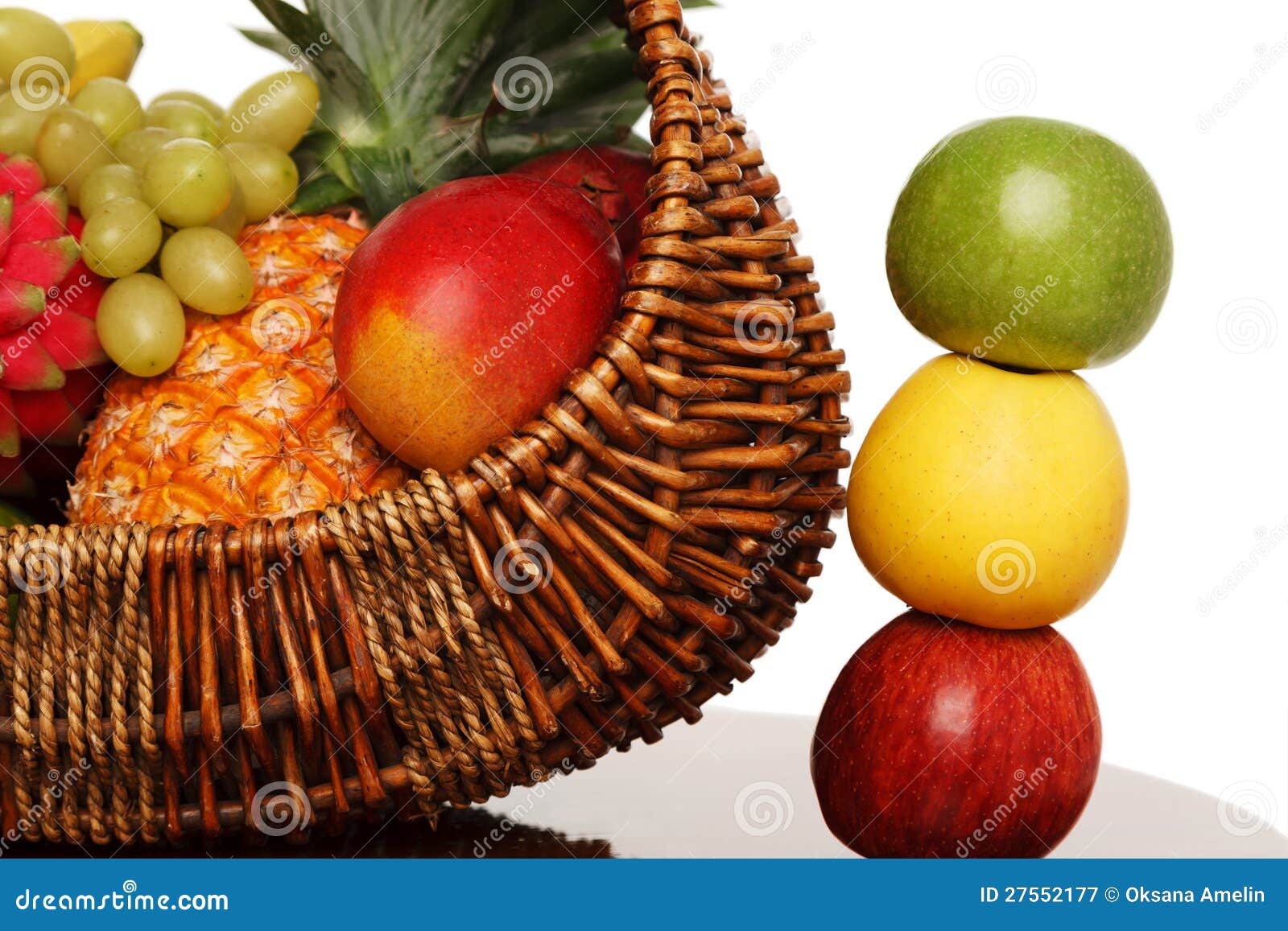 Panier de fruit. image stock. Image du coupure, manger - 27552177