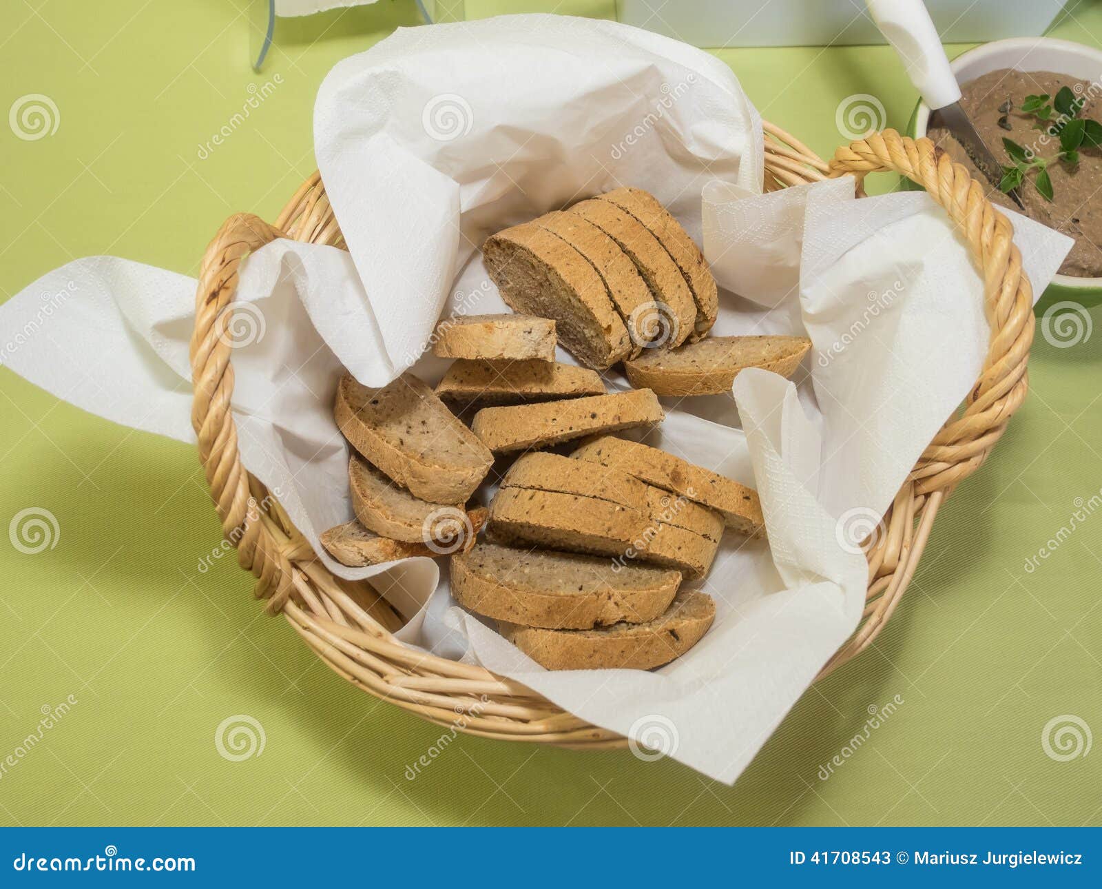 Panier de pain image stock. Image du alimentaire, cuire - 41708543