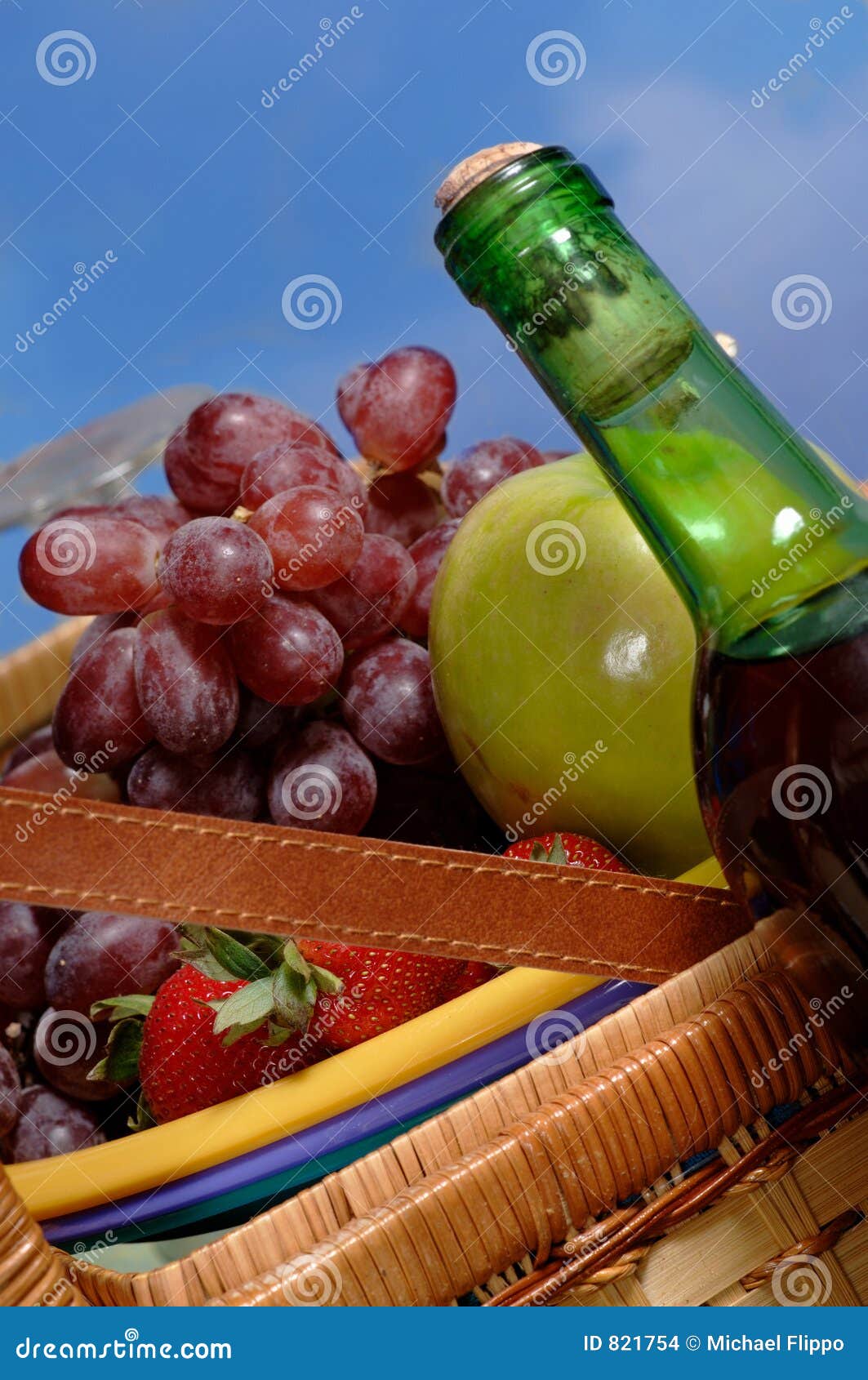 Panier De Pique-nique Avec Le Fruit Photo stock - Image of pomme, bleu ...