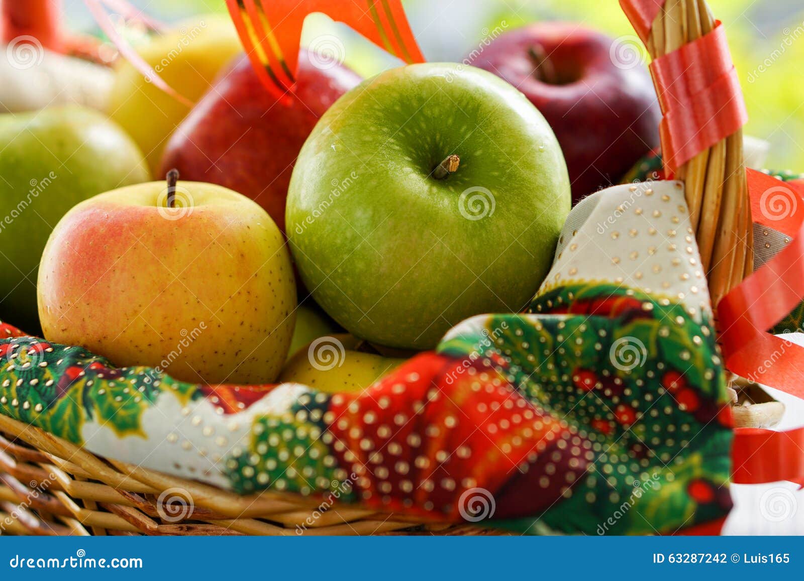 Panier des fruits assortis photo stock. Image du frais - 63287242