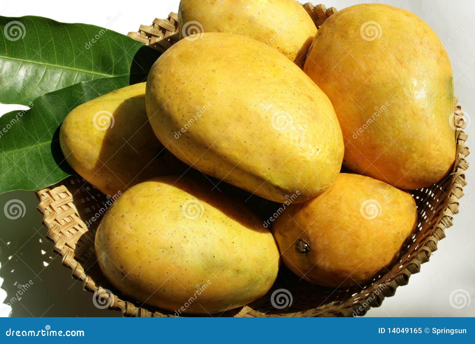 Panier des mangues image stock. Image du gourmet, drink - 14049165