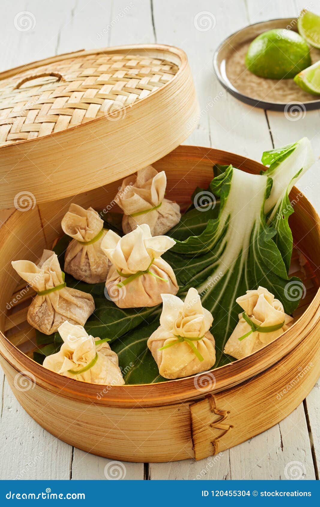 Panier En Bambou Avec Des Boulettes De Dim Sum Photo stock - Image du ...