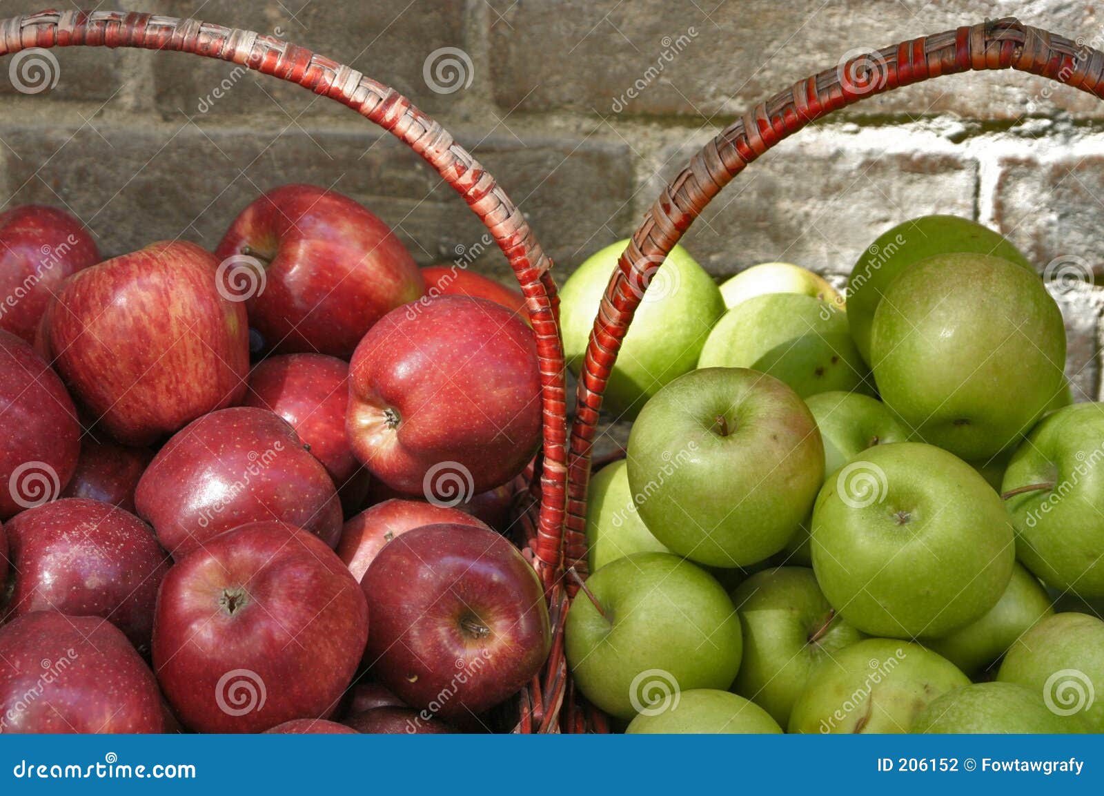 Paniers Des Pommes Rouges Et Vertes Photo stock - Image du nourriture ...