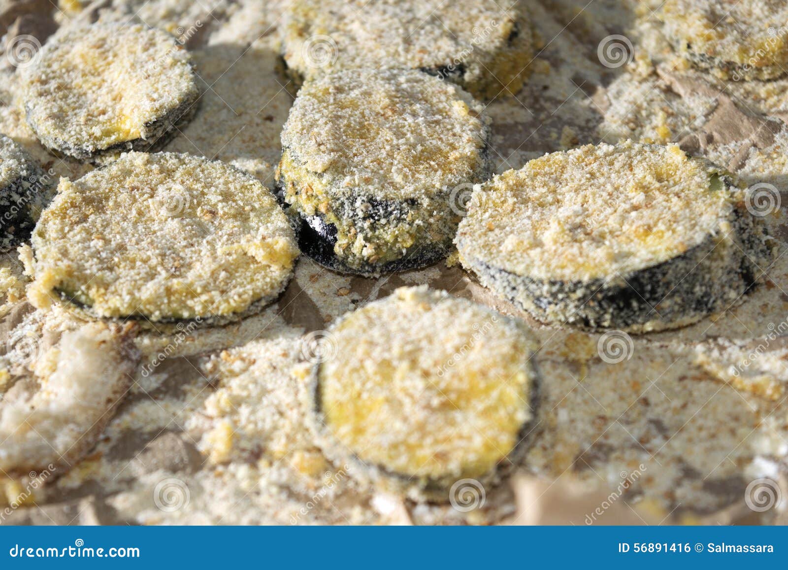 Panierte Auberginen stockfoto. Bild von küche, aubergine - 56891416