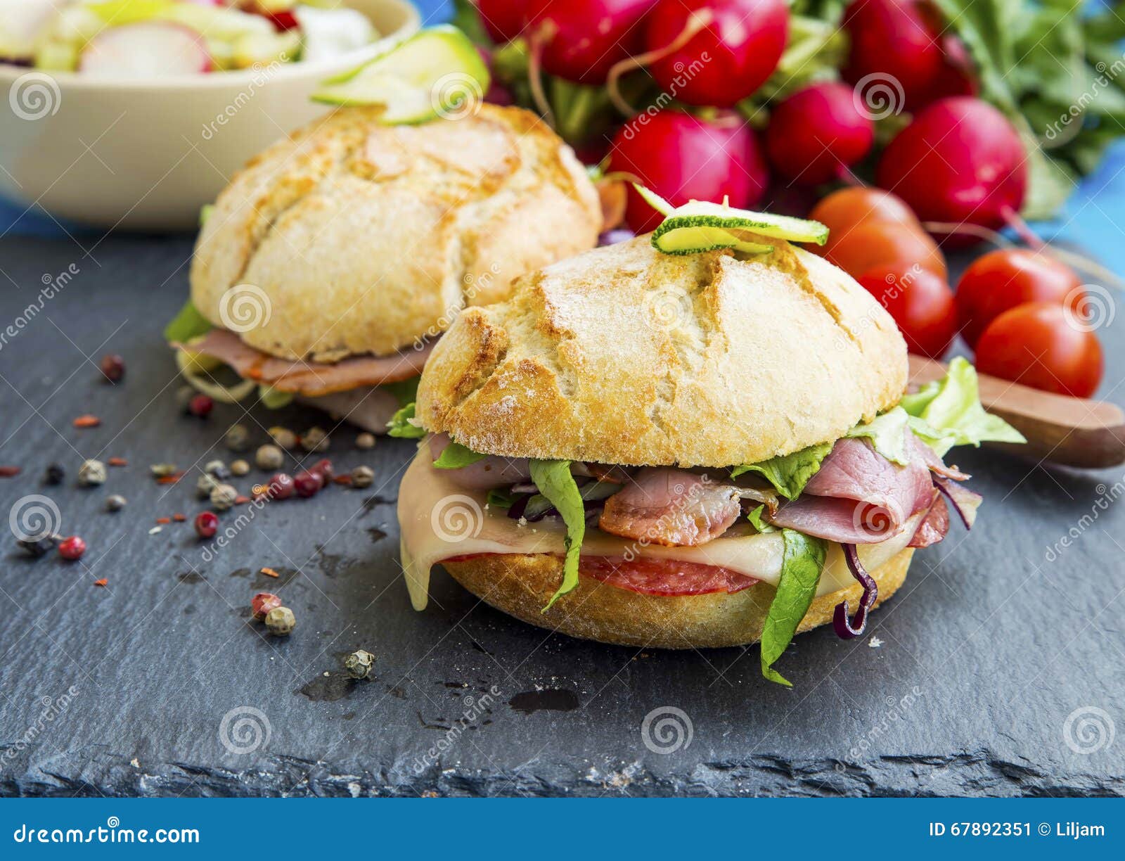 Panini Con Bacon, Formaggio, Insalata E Pane Rustico Immagine Stock ...