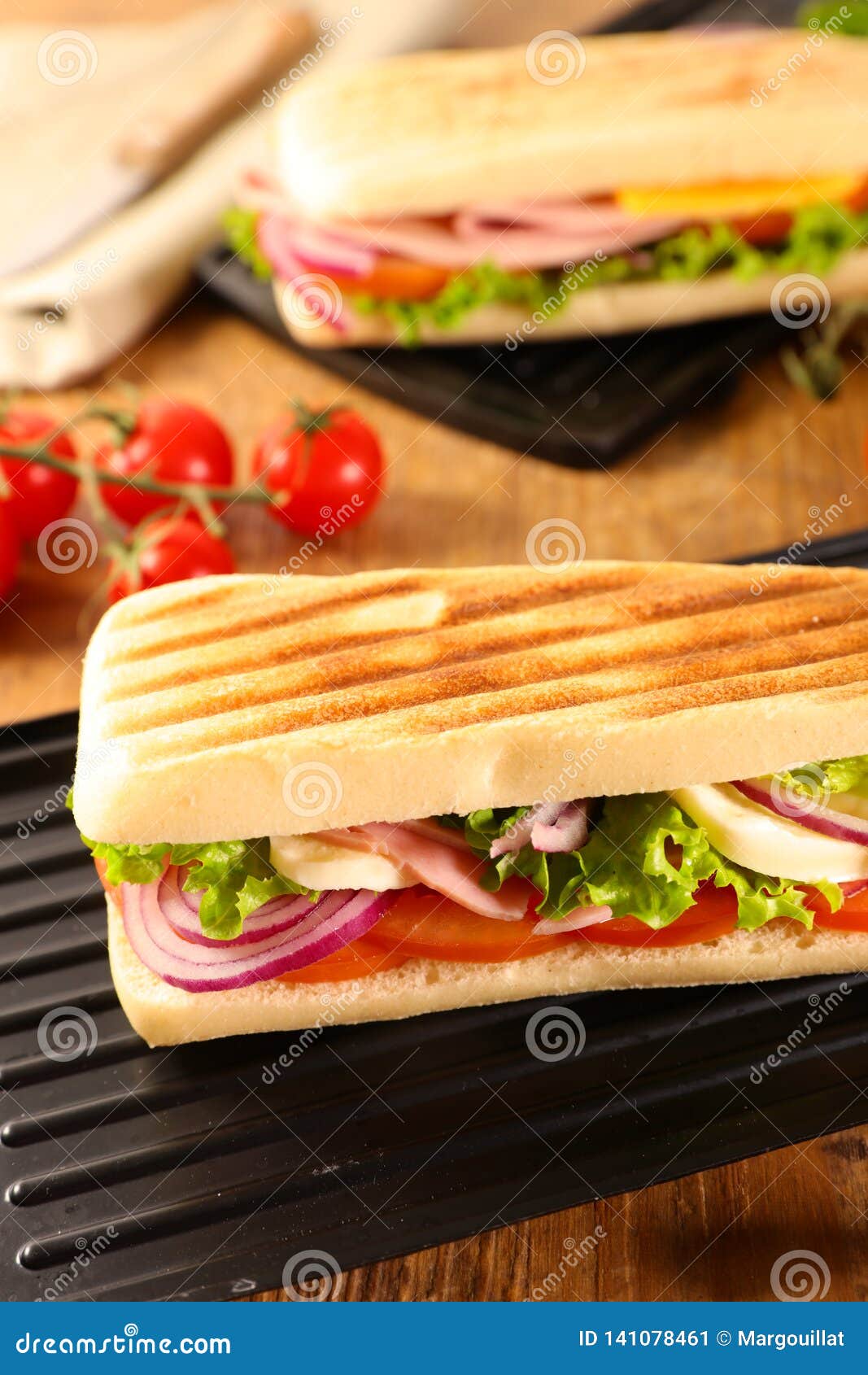 Panini con el tomate imagen de archivo. Imagen de mozarela - 141078461