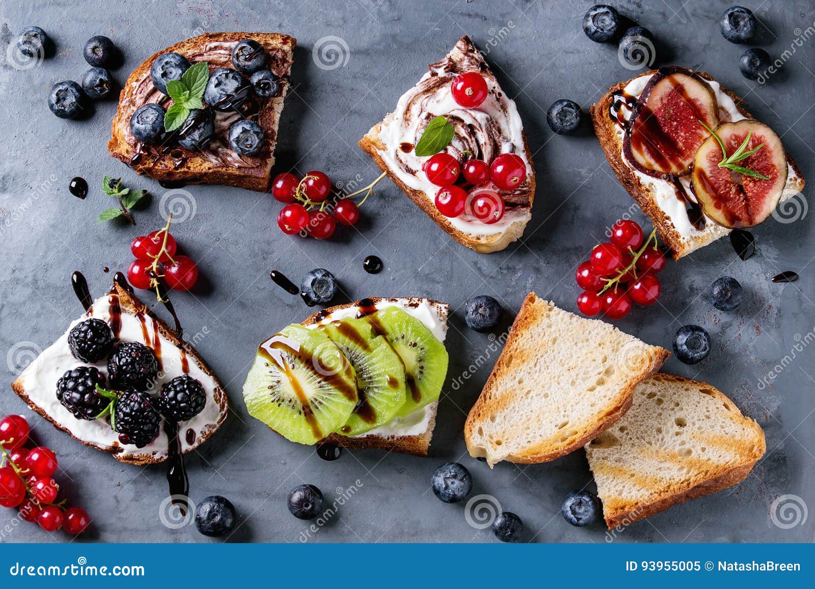 Panini Del Dessert Con Le Bacche Immagine Stock - Immagine di sano ...