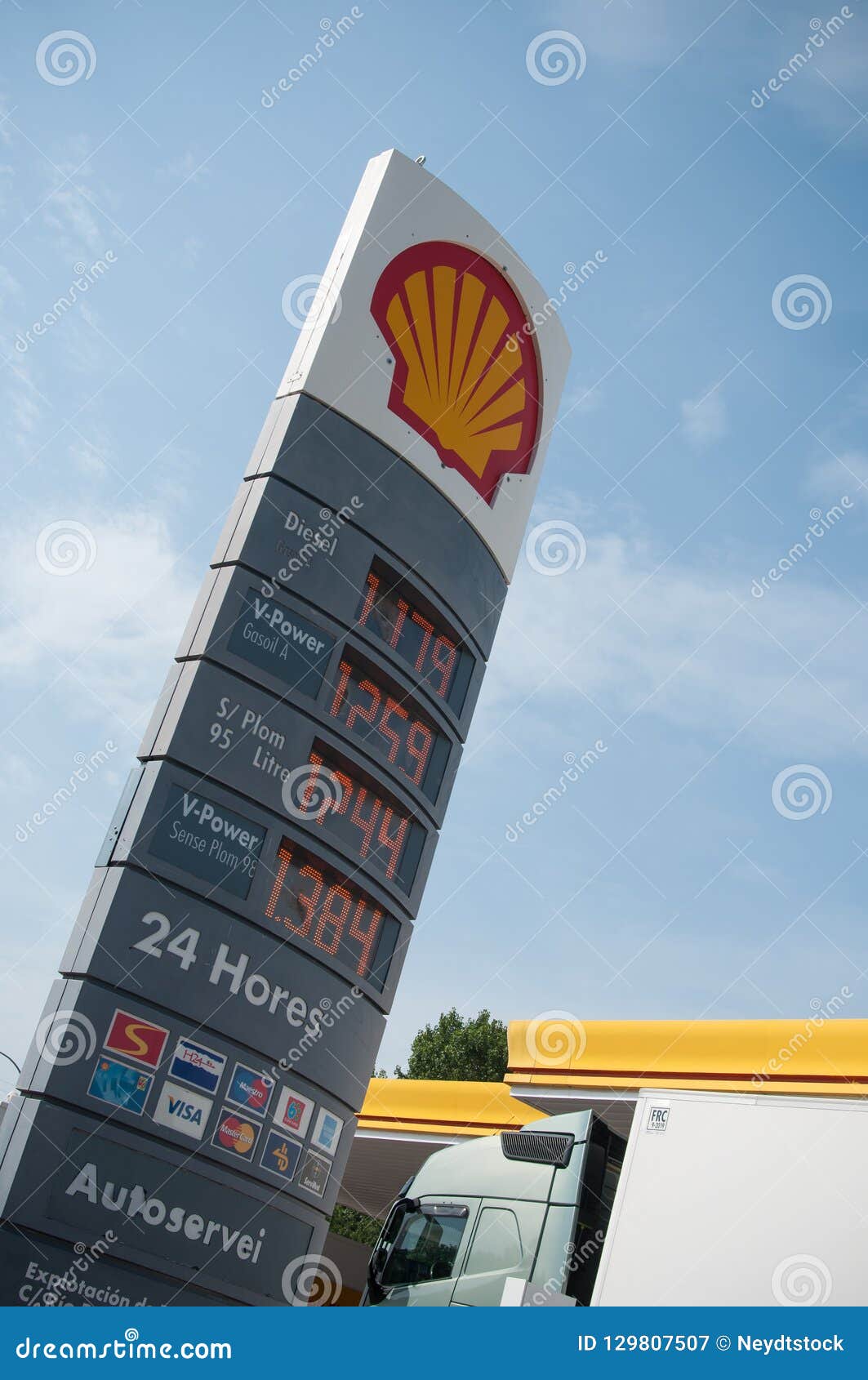 Panneau D'affichage De Carburant Dans La Station Service De Shell ...