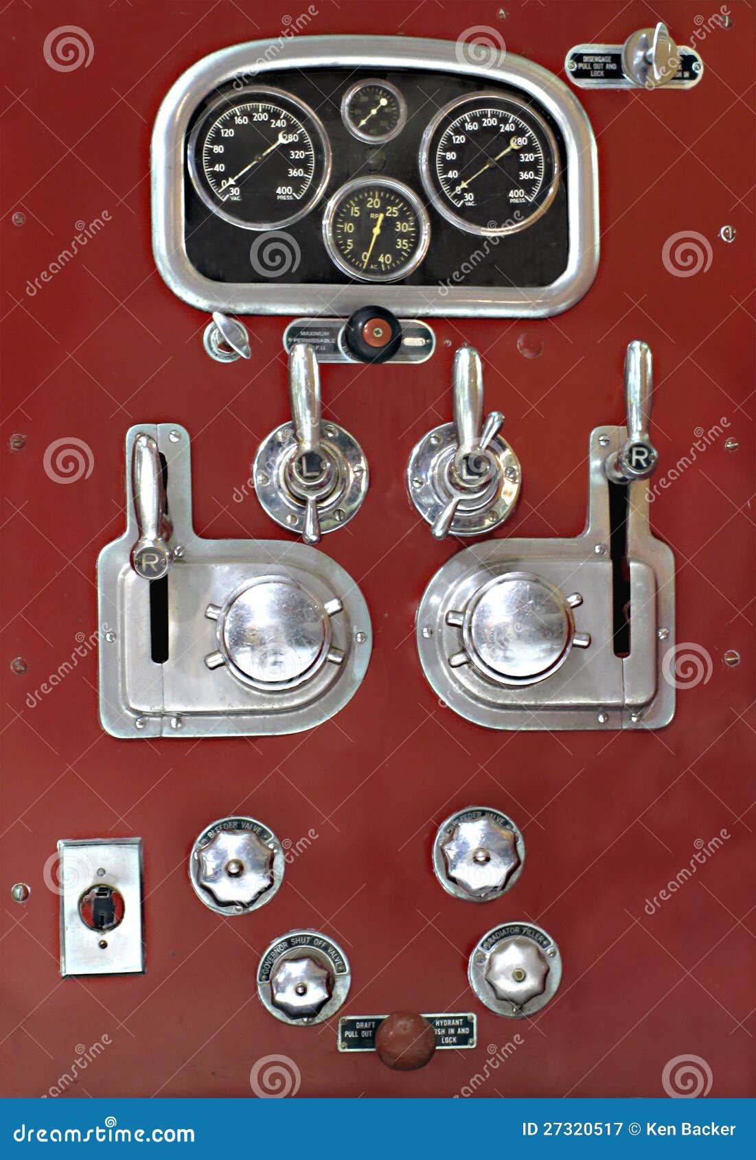 Panneau De Commande Sur Un Camion De Pompiers De Cru. Image stock ...