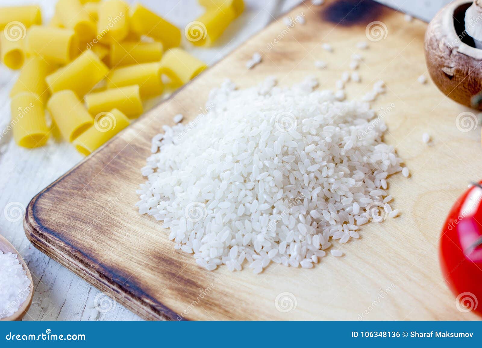 Panneau De Cuisine Avec Du Riz Cru Sec Photo stock - Image du blanc ...