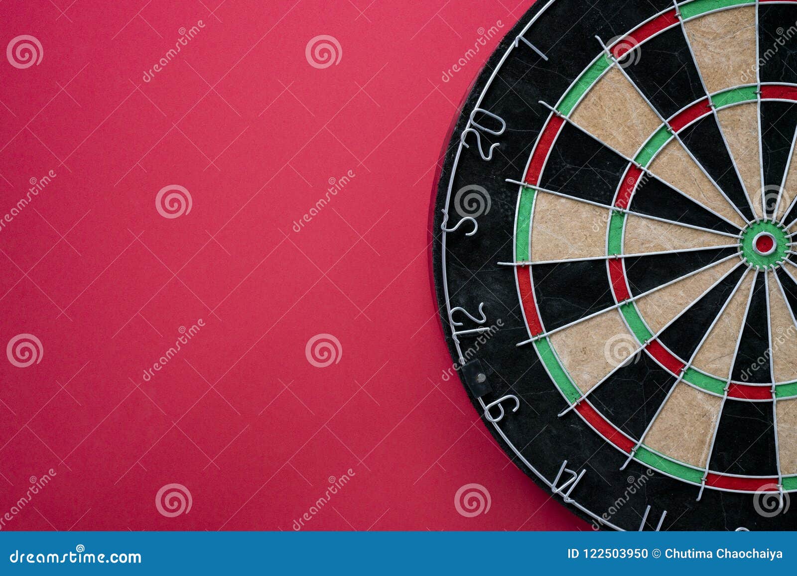 Panneau De Dard De Cible Sur Le Fond Rouge Photo stock - Image du ...