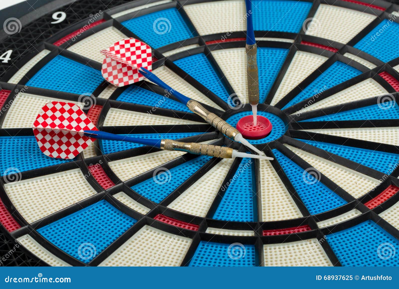 Panneau De Dards Avec Un Dard Image stock - Image du taureaux, boudine ...