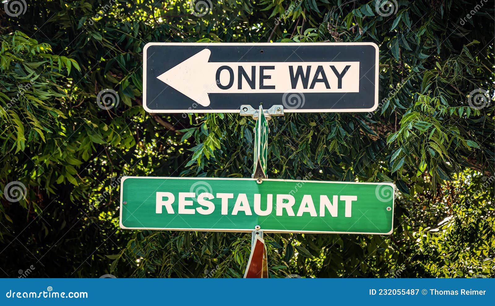 Panneau De Rue Au Restaurant Image stock - Image du signalisation, sens ...