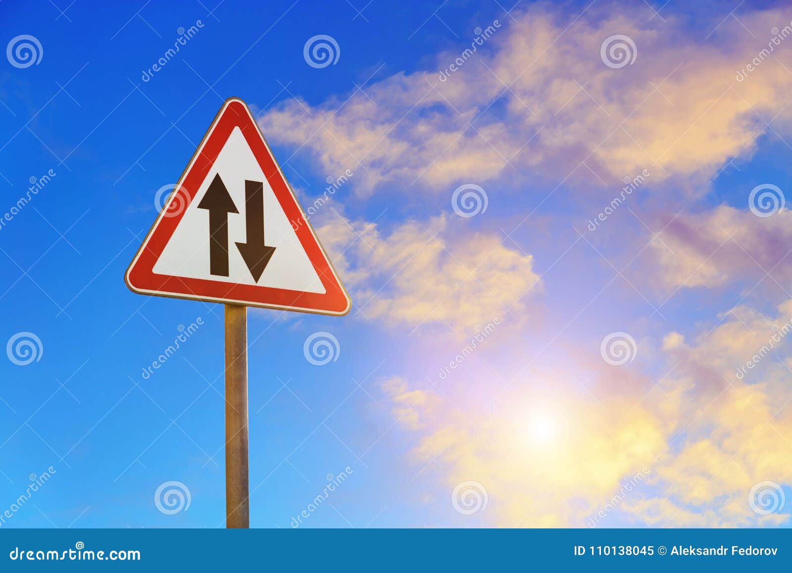 Panneau Routier Bi-directionnel Du Trafic Image stock - Image du signe ...
