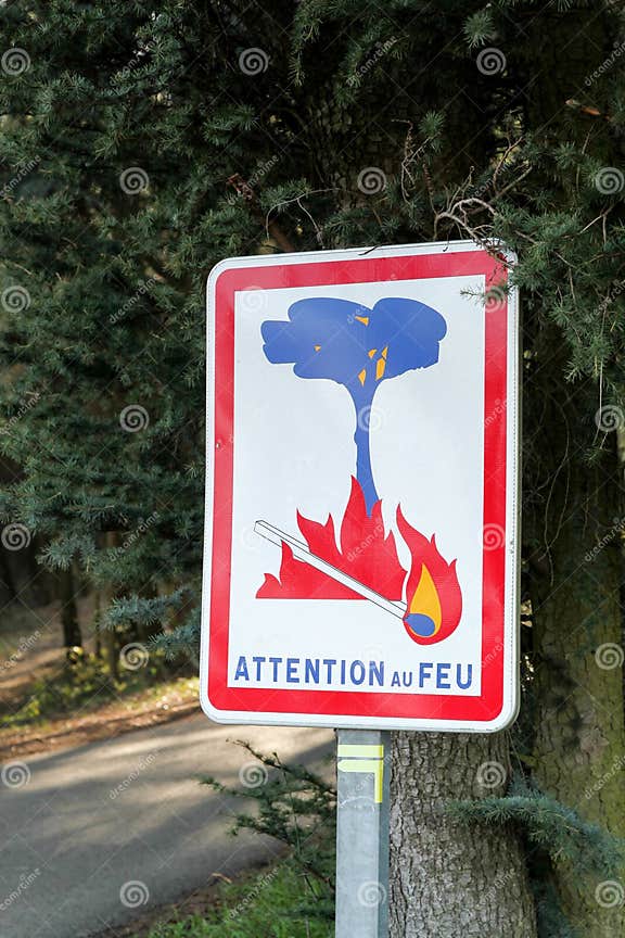 Panneau Routier De Danger Du Feu Image stock - Image of alerte ...