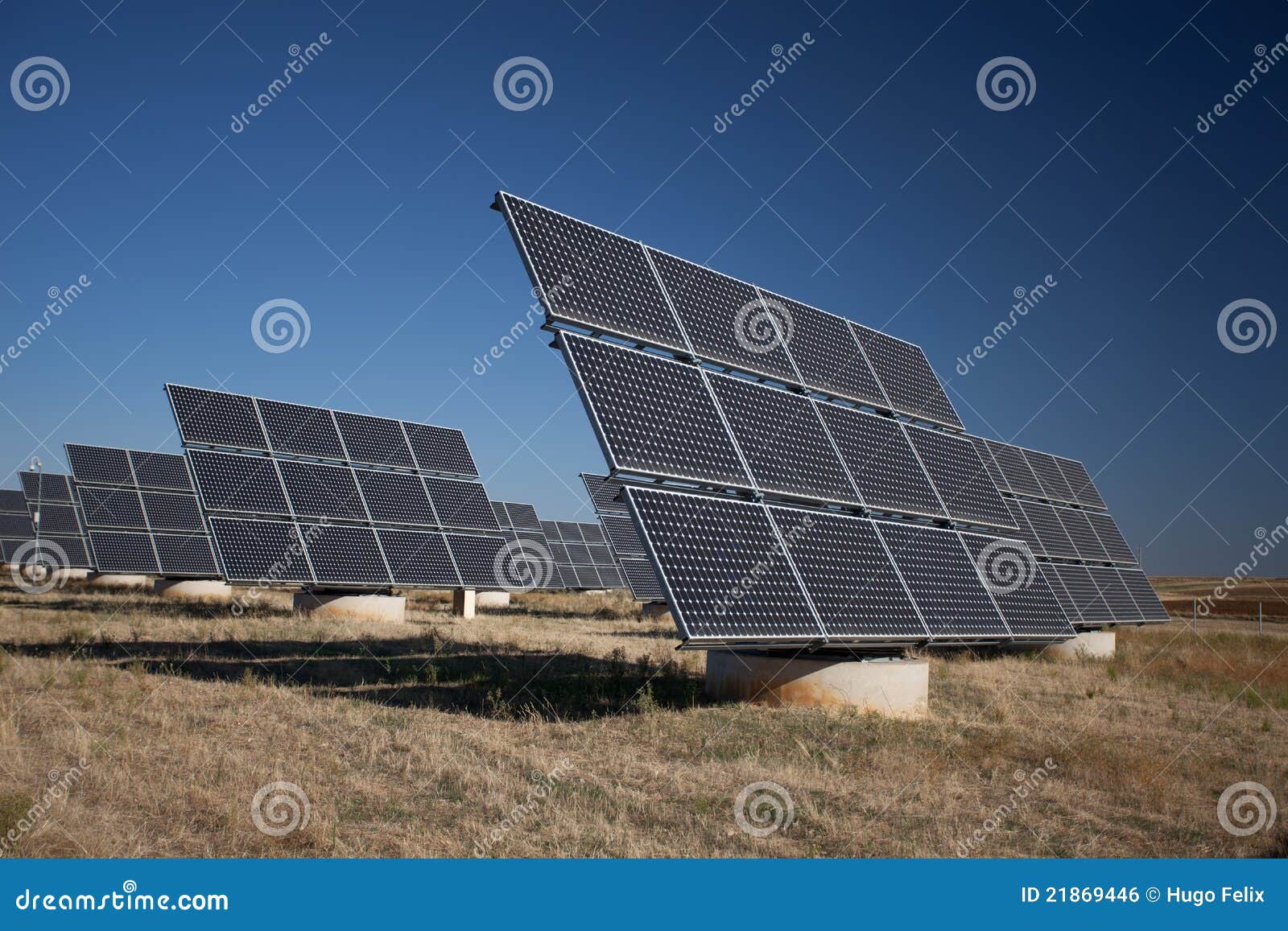 Panneaux Solaires Dans Une Prairie Photo stock - Image du extérieur ...