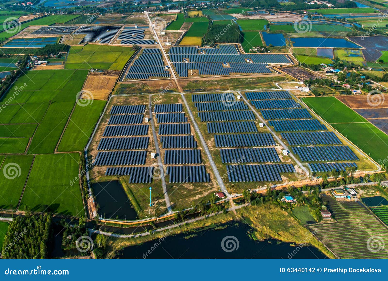 Panneaux Solaires De Ferme Solaire Photo stock - Image of photo, fermes ...