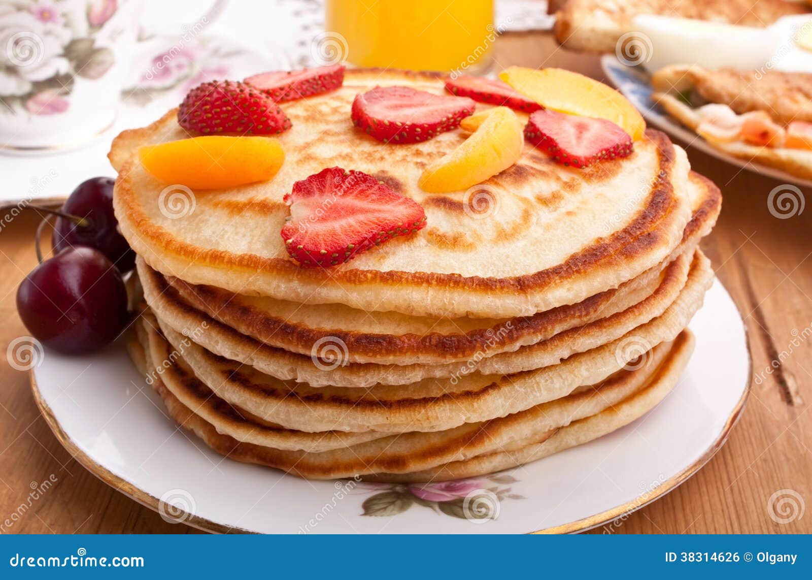 Pannekoeken met Aardbeien stock foto. Image of stapel - 38314626