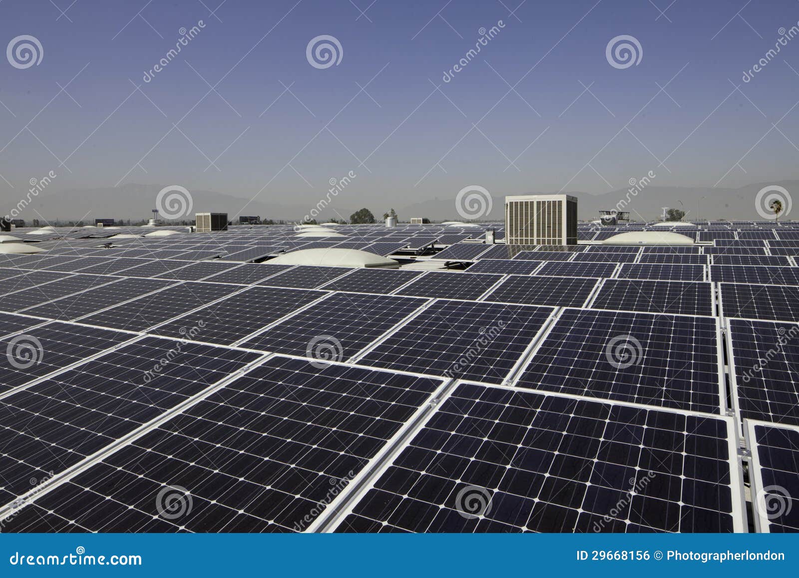 Pannelli Solari in Una Centrale Elettrica Solare Fotografia Stock ...