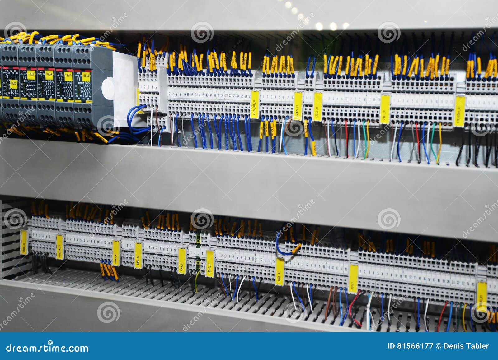 Pannello di controllo immagine stock. Immagine di interruttori - 81566177