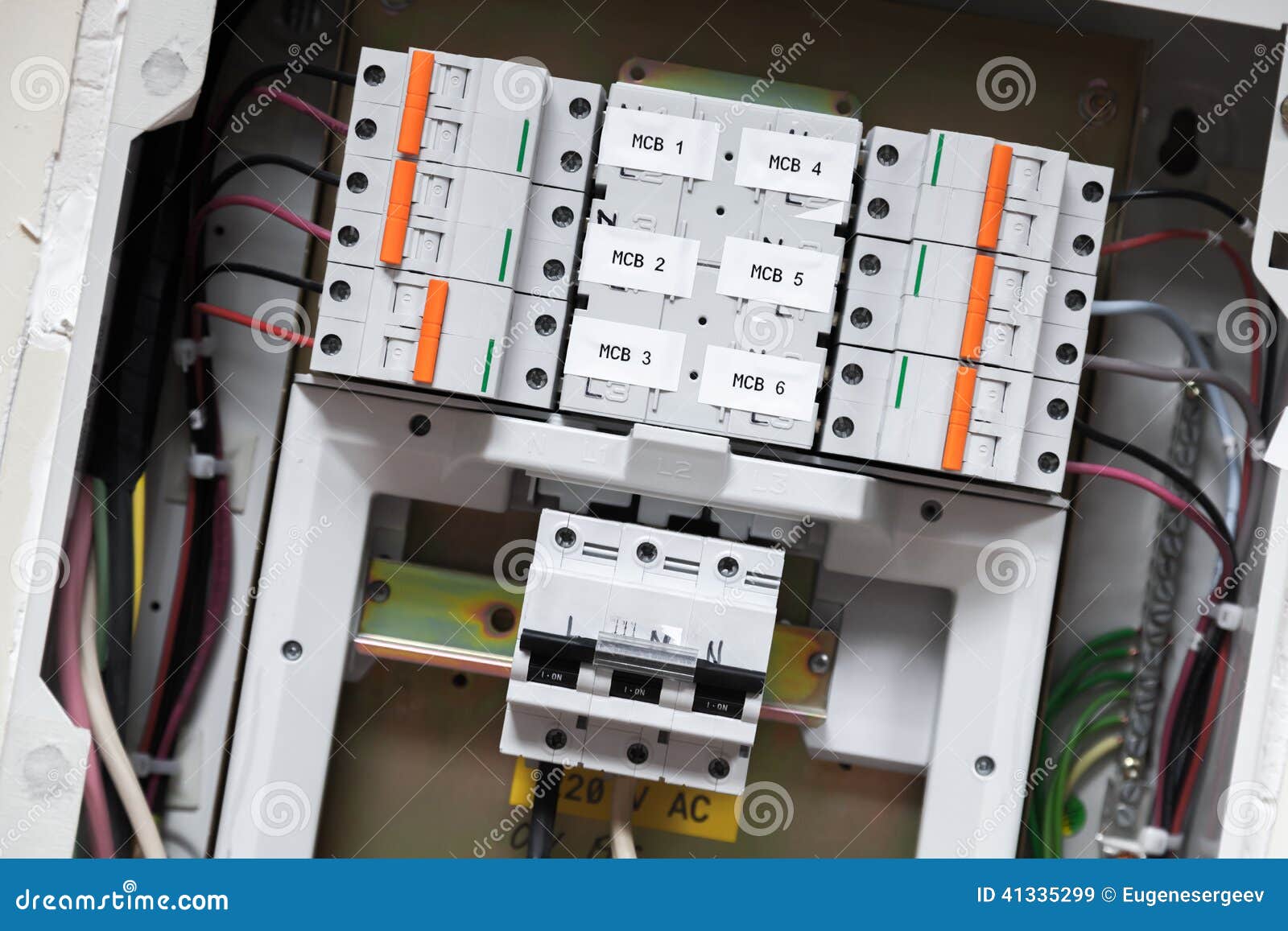Pannello Elettrico Con Gli Interruttori Automatici Immagine Stock ...