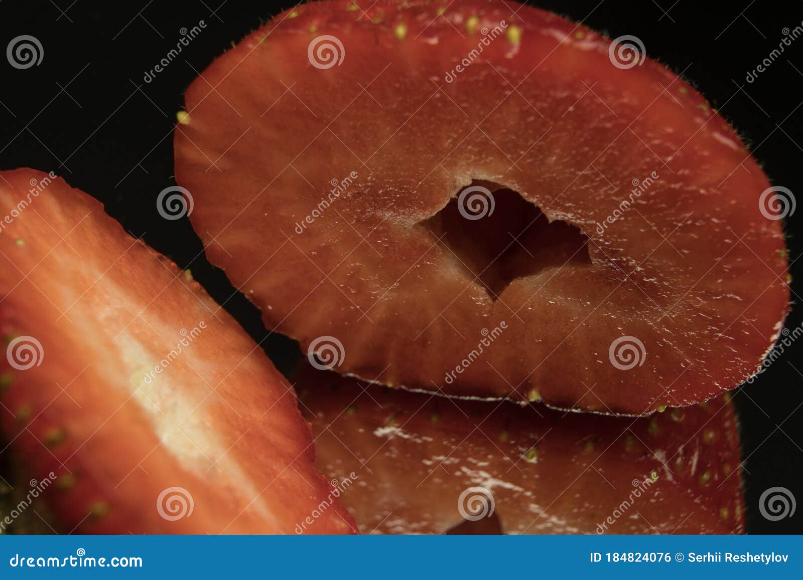 Pano De Fundo Preto Das Fatias De Morango Foto de Stock - Imagem de ...