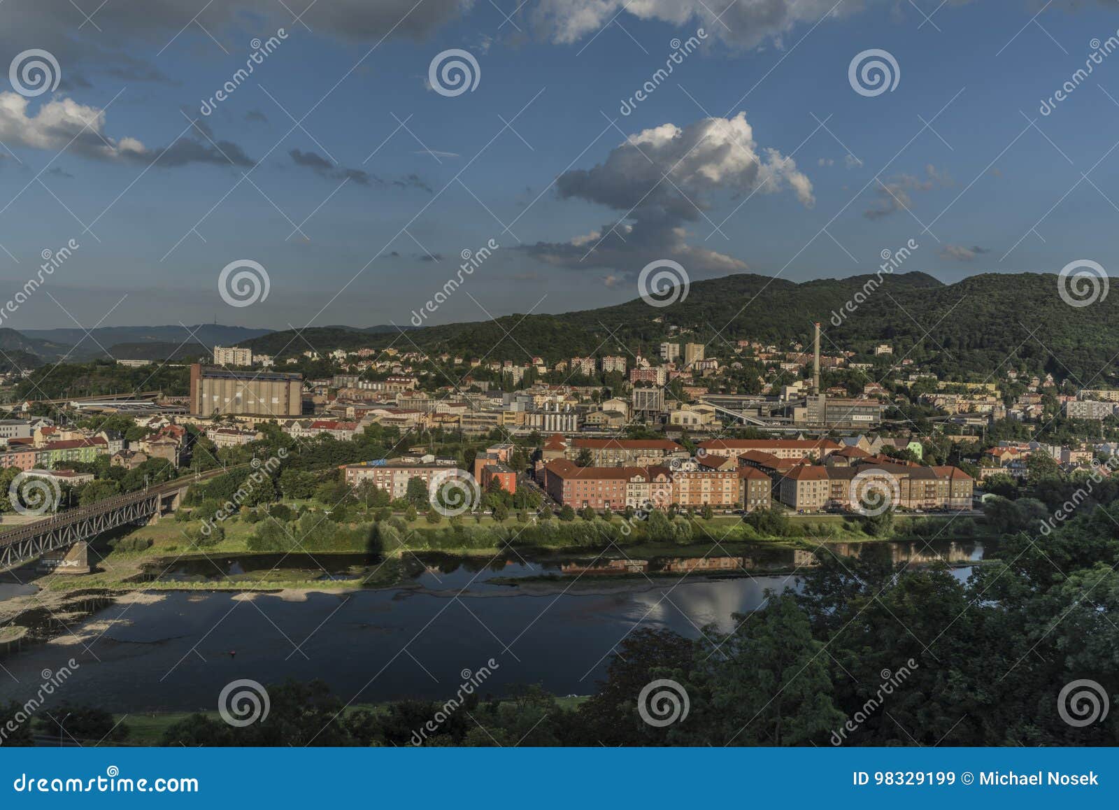 Panorama Da Cidade De Usti Nad Labem Com Pontes Imagem de Stock ...