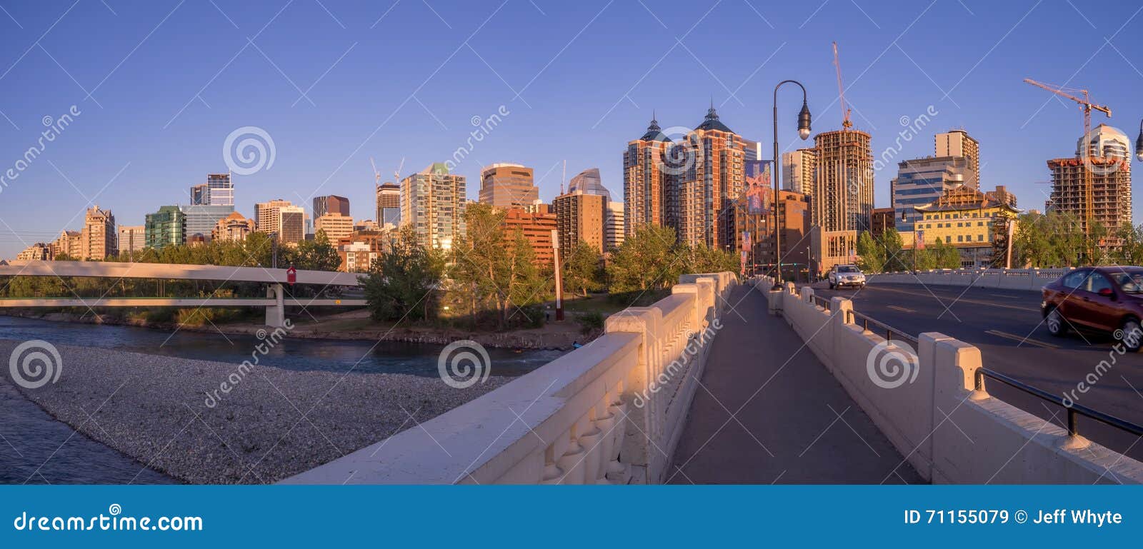 Panorama Da Skyline De Calgary Ao Longo De Louise Bridge Imagem de ...