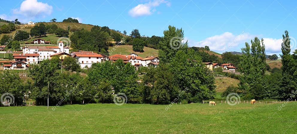 Panorama de la aldea imagen de archivo. Imagen de bosque - 26699875