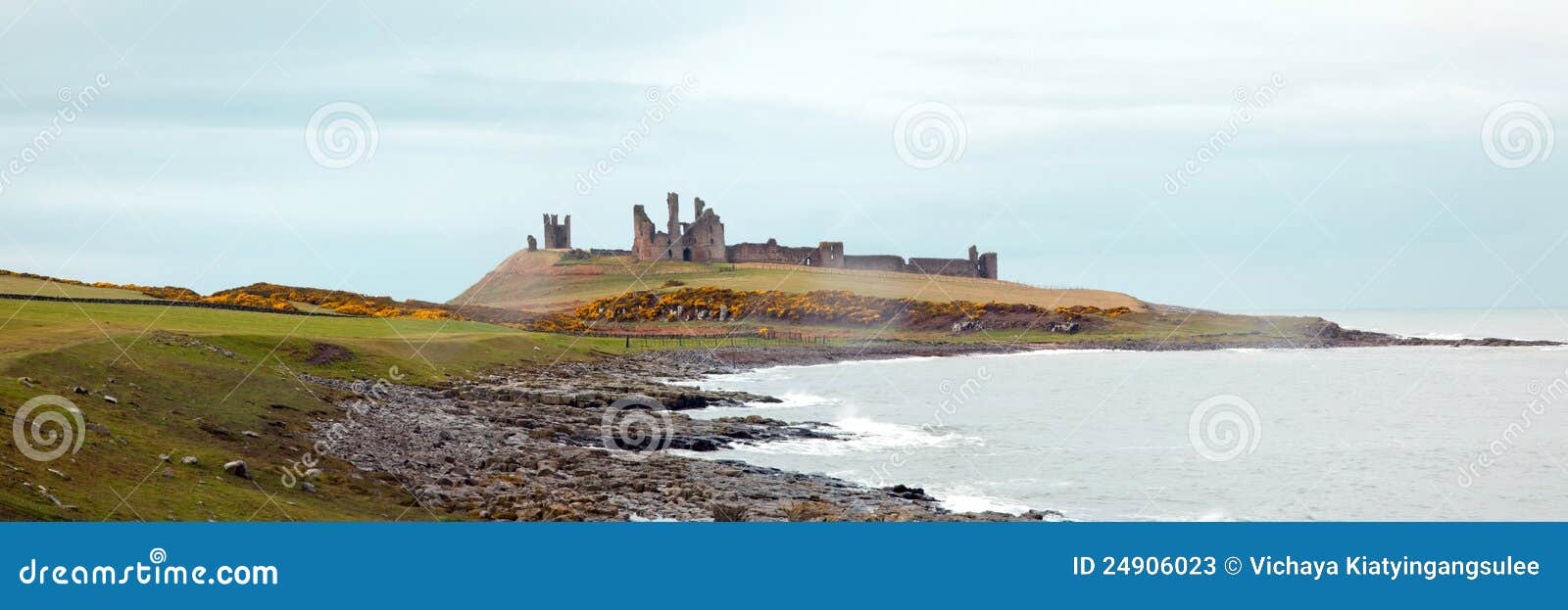 Panorama Del Castillo De Dunstanburgh Imagen de archivo - Imagen de ...