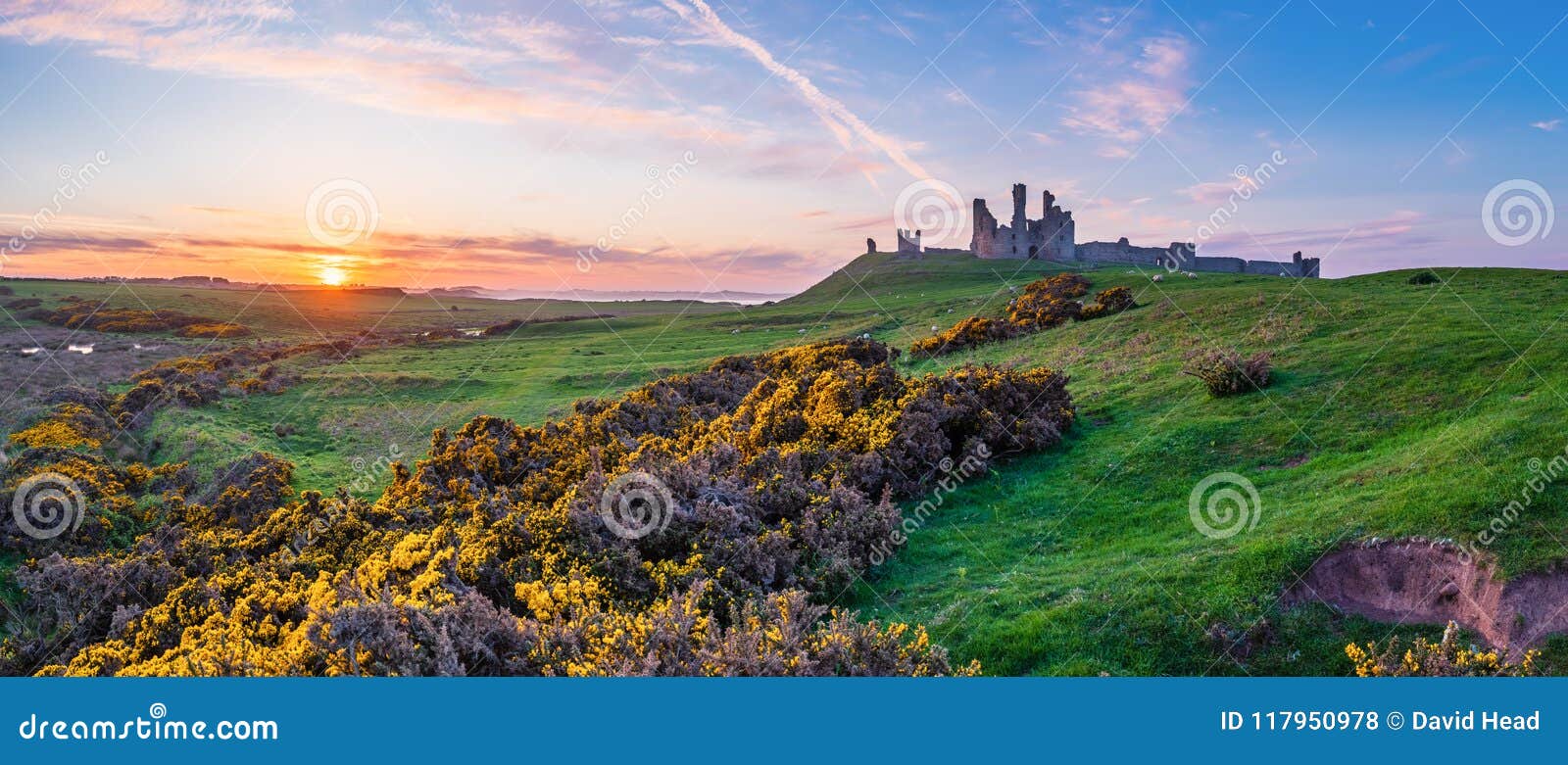 Panorama Del Castillo De Dunstanburgh En La Puesta Del Sol Foto de ...